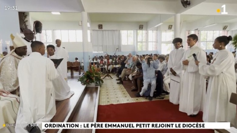 Guadeloupe : au journal télévisé du soir, un reportage sur l’ordination ...