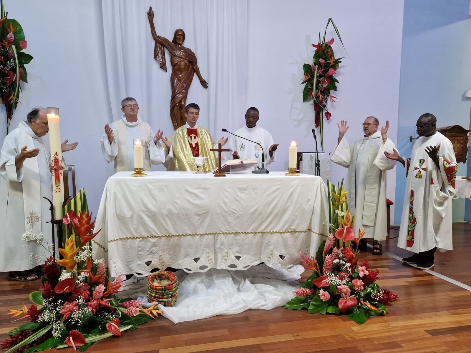 Guadeloupe : au journal télévisé du soir, un reportage sur l’ordination ...